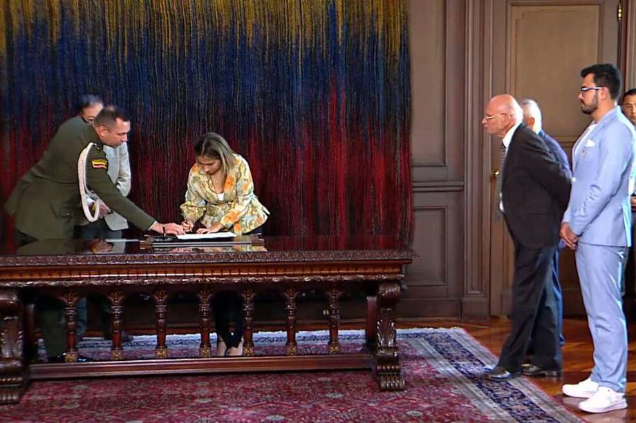 Petro posesionó a Laura Sarabia como directora del Dapre y al director ...