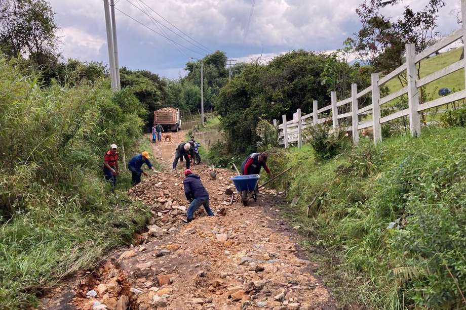 Tras años de peticiones inicia el arreglo de la vía El Codito-La Calera ...