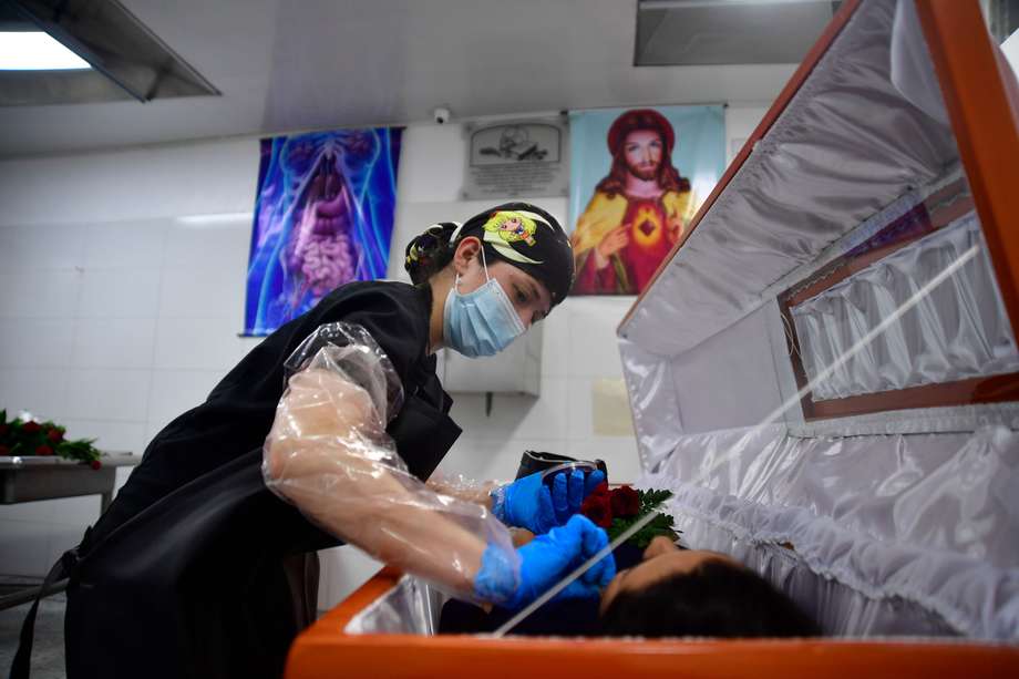 Tanatóloga Maribel Muñoz, de 26 años, maquilla la muerte en Bogotá | EL ...