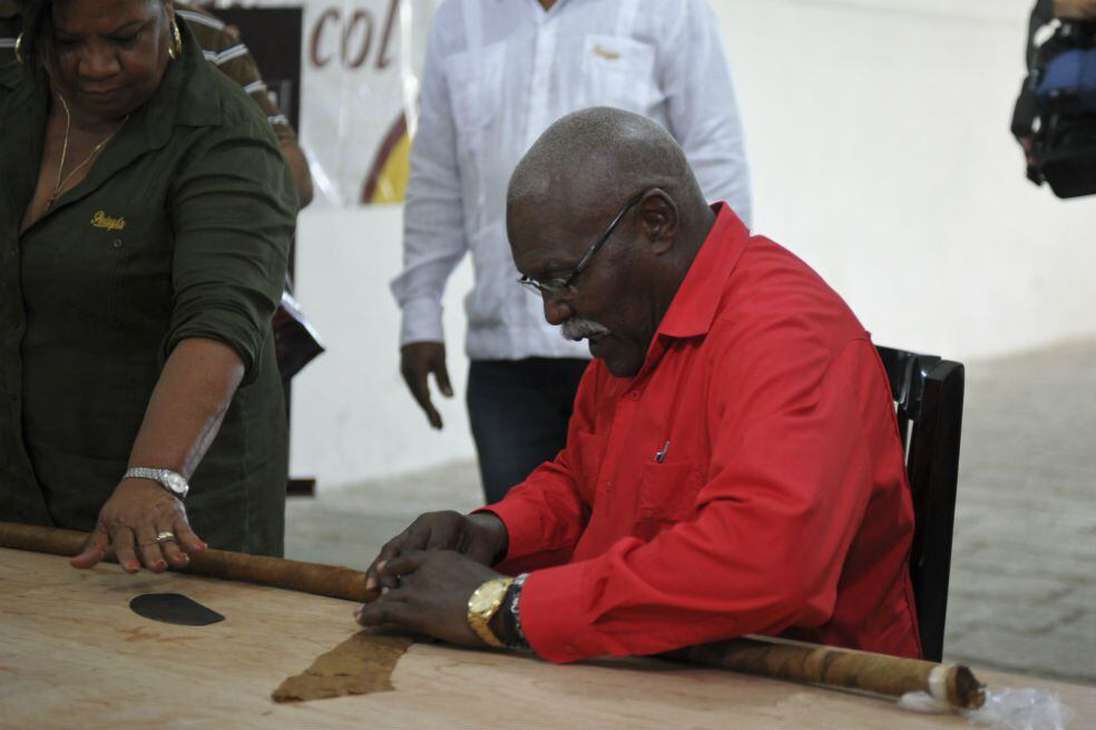 El puro más grande del mundo es cubano y honra los 90 años de Fidel ...