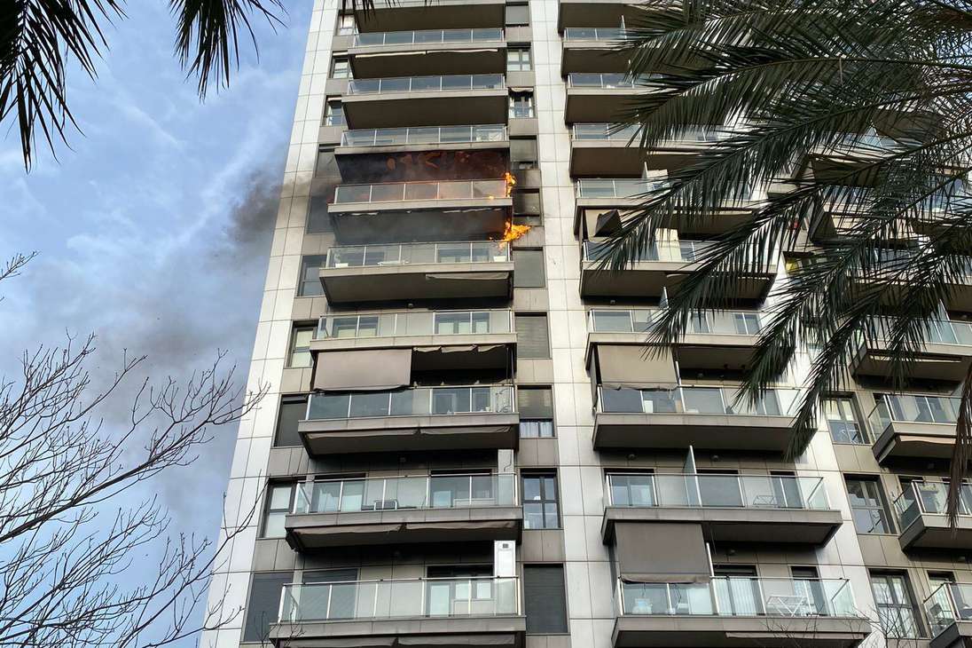 En fotos: así fue la evolución del incendio en un edificio residencial ...