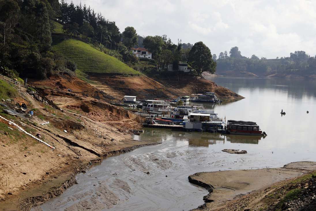 En imágenes: casi seco, se ve el embalse de Guatapé en varios puntos
