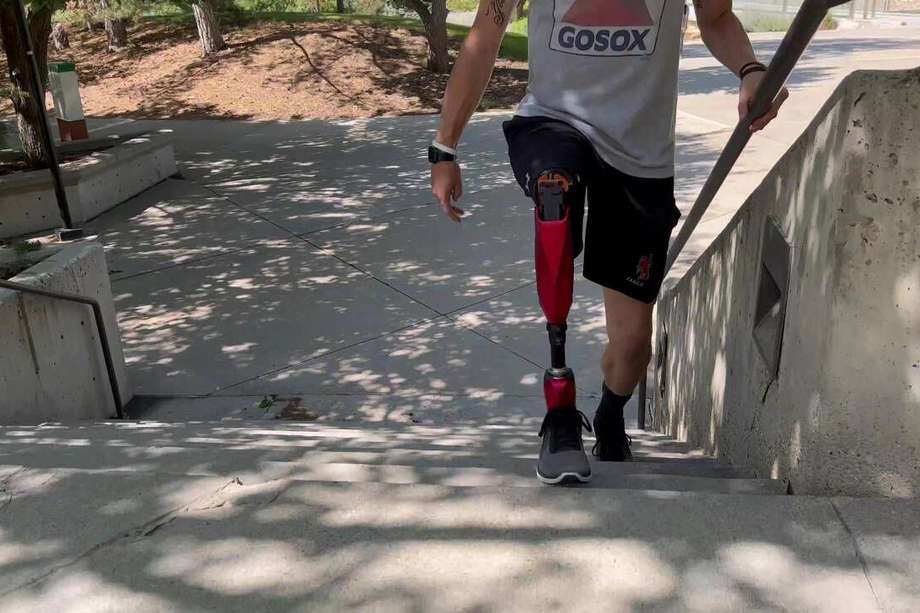 Nueva prótesis robótica permite subir escaleras y dar zancadas | EL ...