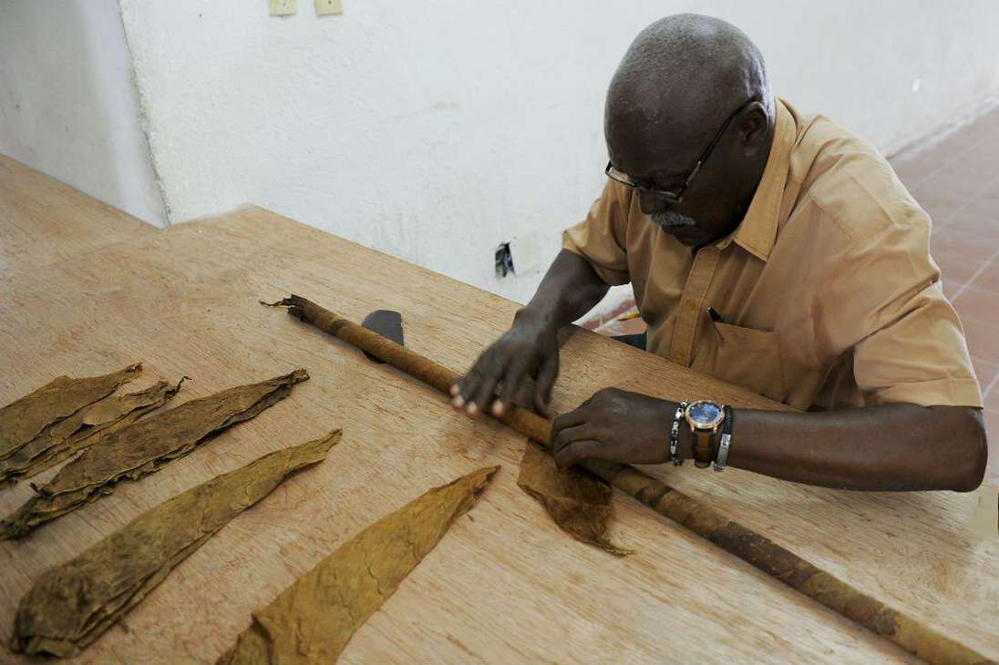 El puro más grande del mundo es cubano y honra los 90 años de Fidel ...