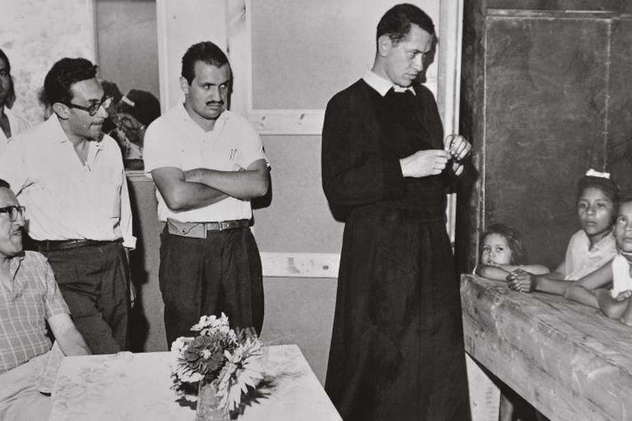 Eln pide al gobierno que localice cuerpo del cura Camilo Torres como ...