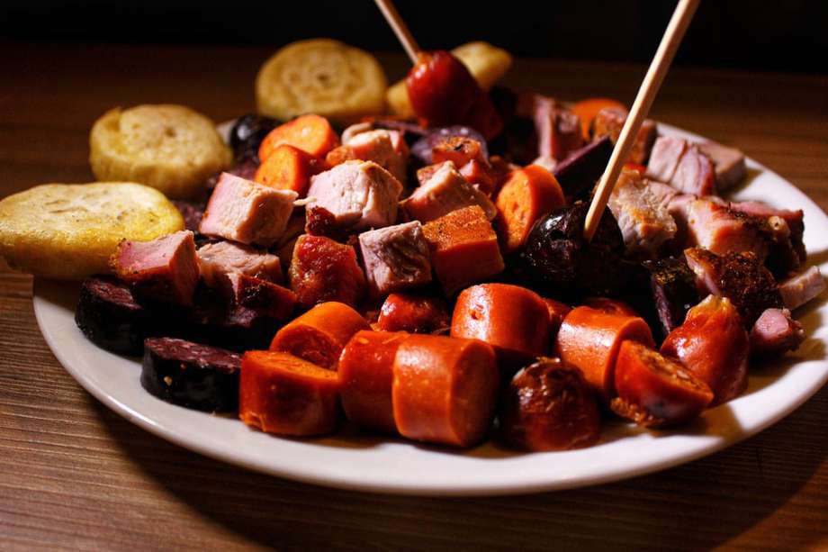 Receta: así se prepara una picada con chicharrón, chorizo y morcilla ...