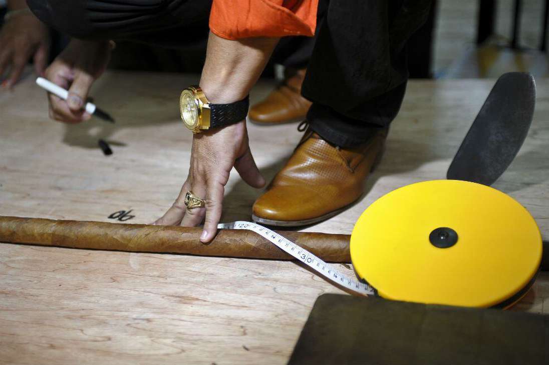 El puro más grande del mundo es cubano y honra los 90 años de Fidel ...