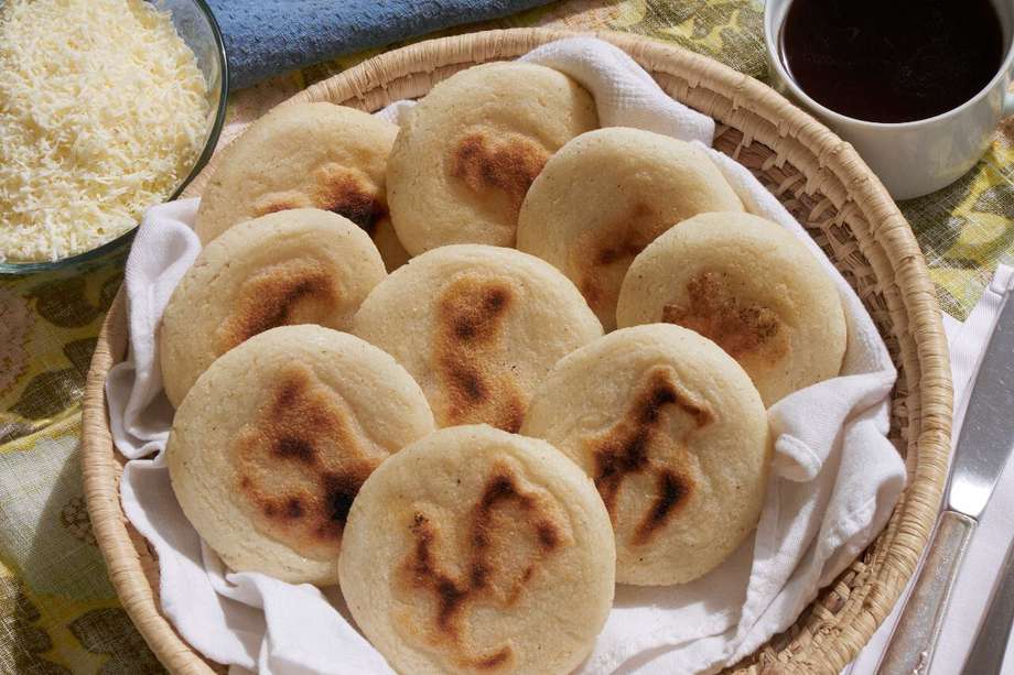 Receta: así se preparan las arepitas de yuca con queso en air fryer ...