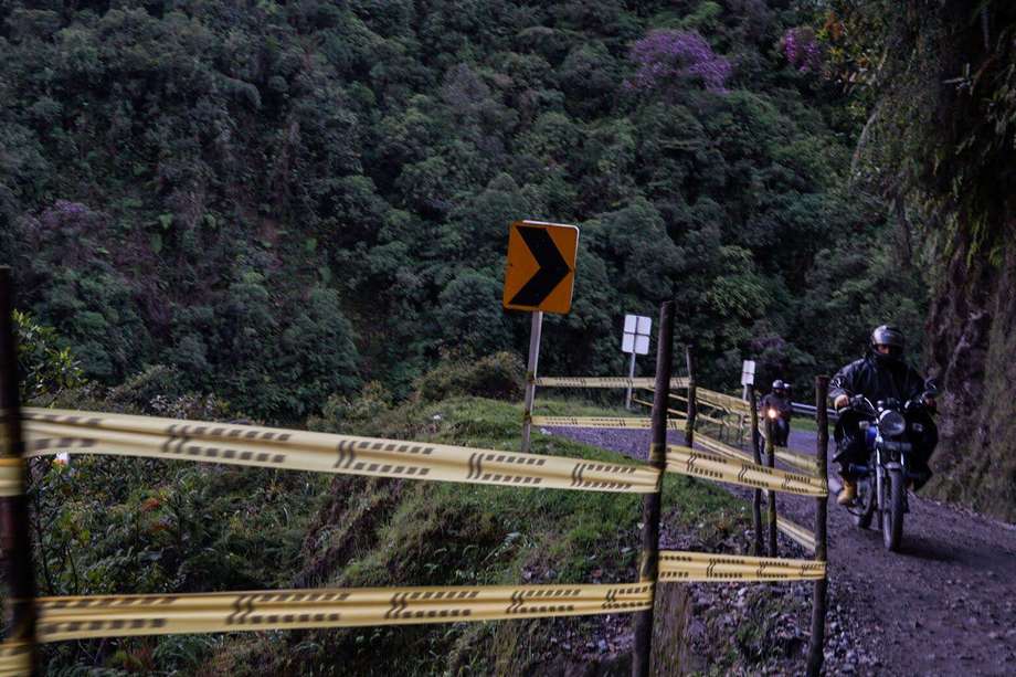 Viaje por el “Trampolín de la muerte”, la carretera alterna tras el derrumbe | EL ESPECTADOR