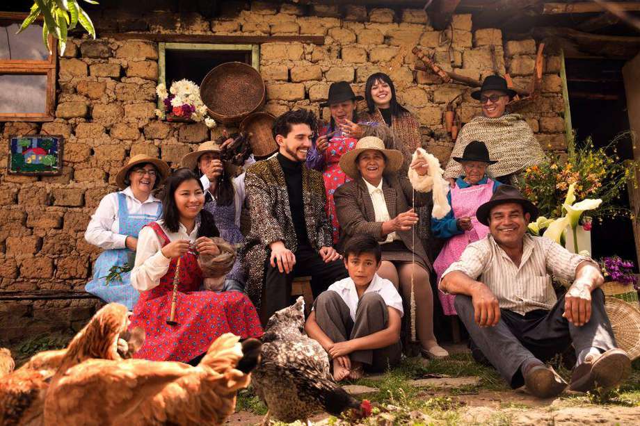 La marca que crea prendas en lana hilada a mano por campesinos de ...