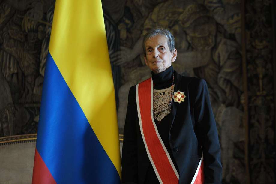 Álvaro Leyva condecoró a Florence Thomas, lideresa feminista defensora de derechos humanos | EL ...